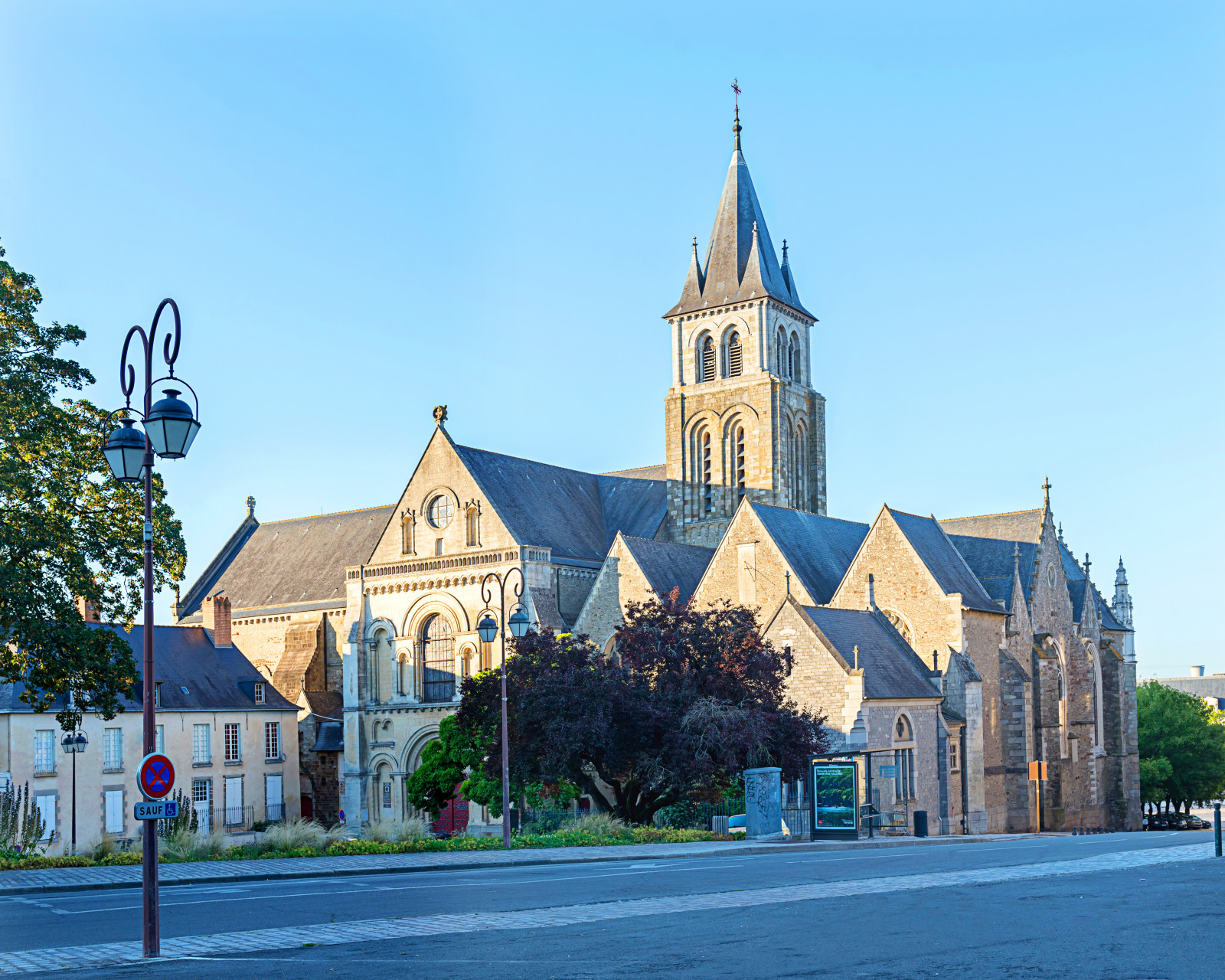 Cathédrale de la Sainte-Trinité de Laval - MOOVTOO Guide